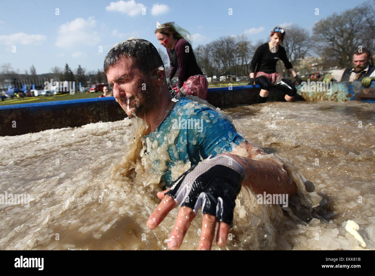 Sopot, Pologne 11, avril 2015 Le Runmageddon Rekrut run extrême à Sopot ...
