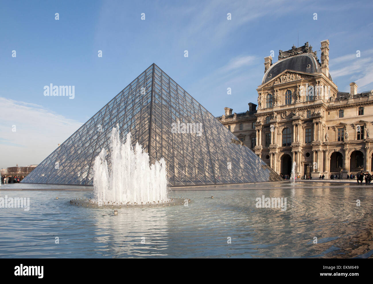 La pyramide du Louvre et du Palais à Paris Photo Stock - Alamy
