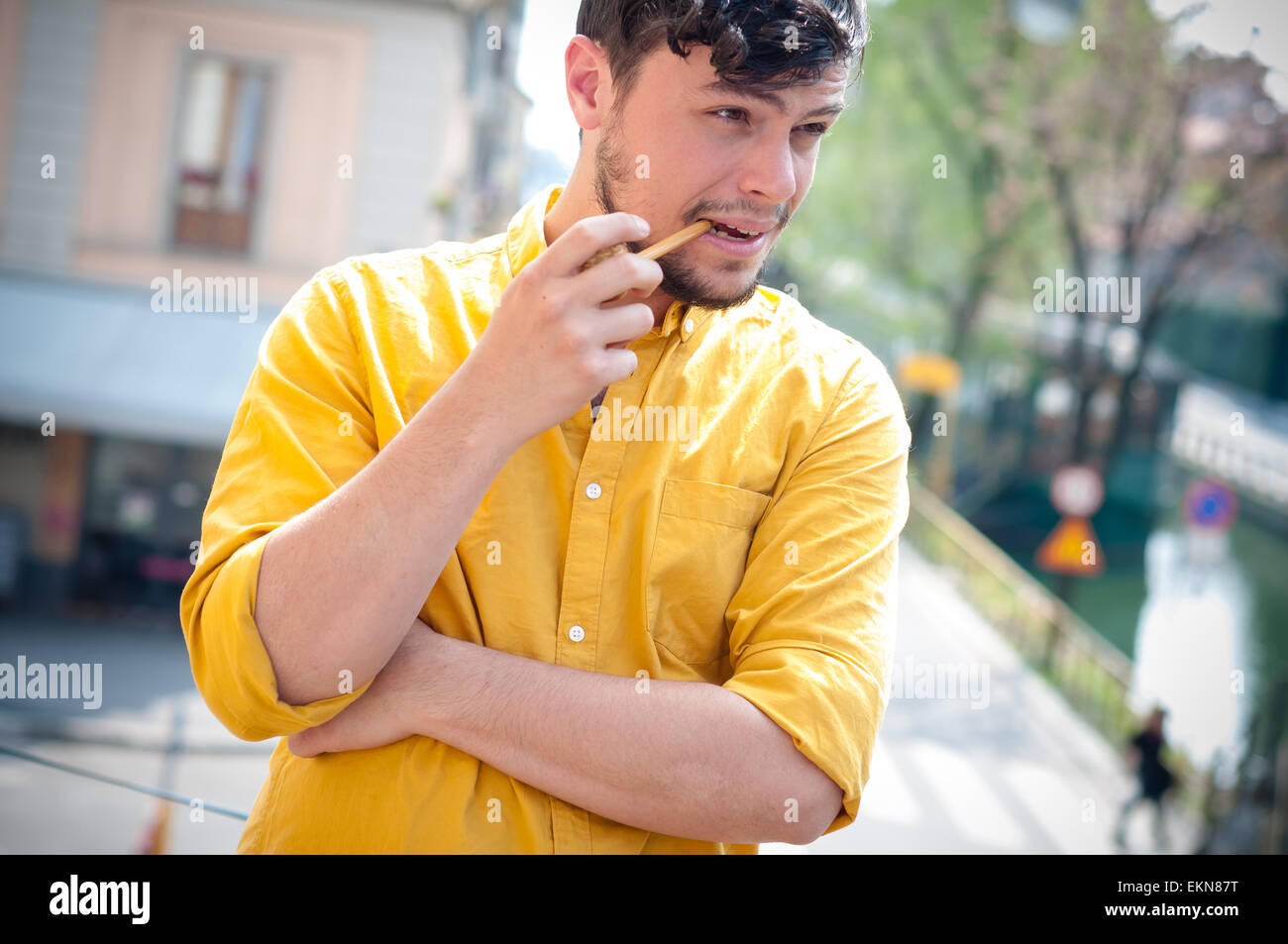 Jeune homme qui fume la pipe Banque de photographies et d’images à ...