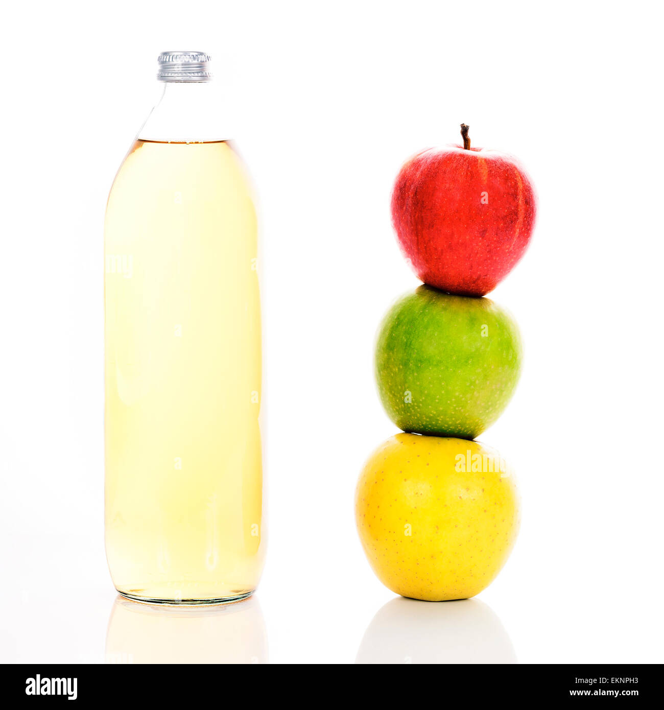 Pomme dans le jus Banque d'images détourées - Alamy