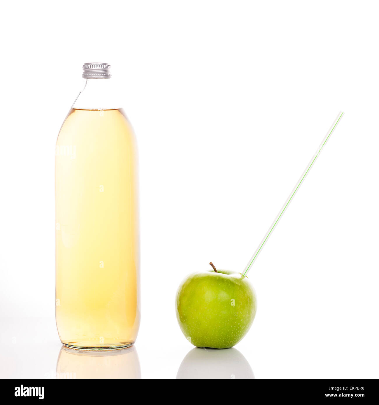 Bouteille en verre et jus Banque de photographies et d’images à haute ...