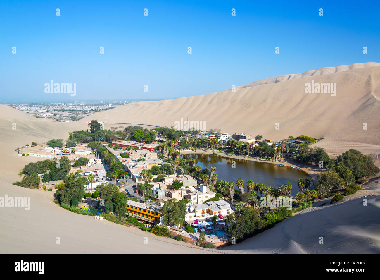Oasis de Huacachina à Ica, Pérou dans l'arrière-plan Photo Stock - Alamy