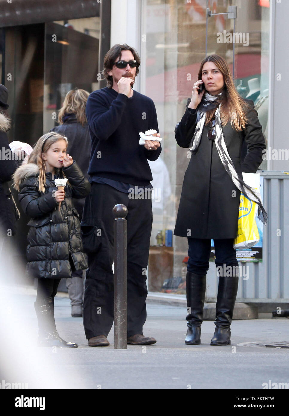 Christian Bale And Wife Sandra Blazic Banque d'image et photos - Alamy