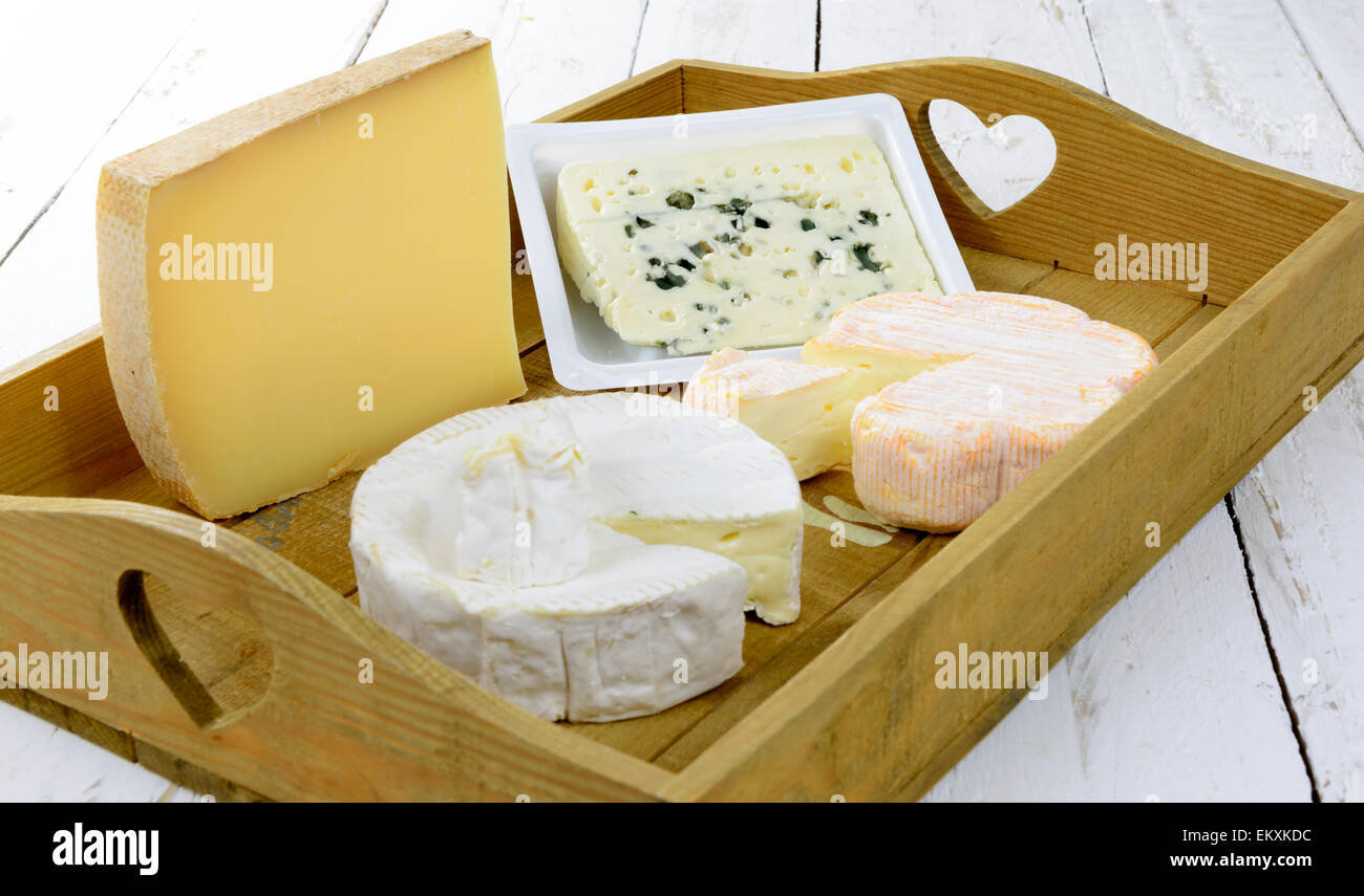Différents fromages français sur le plateau de table blanc Photo Stock ...