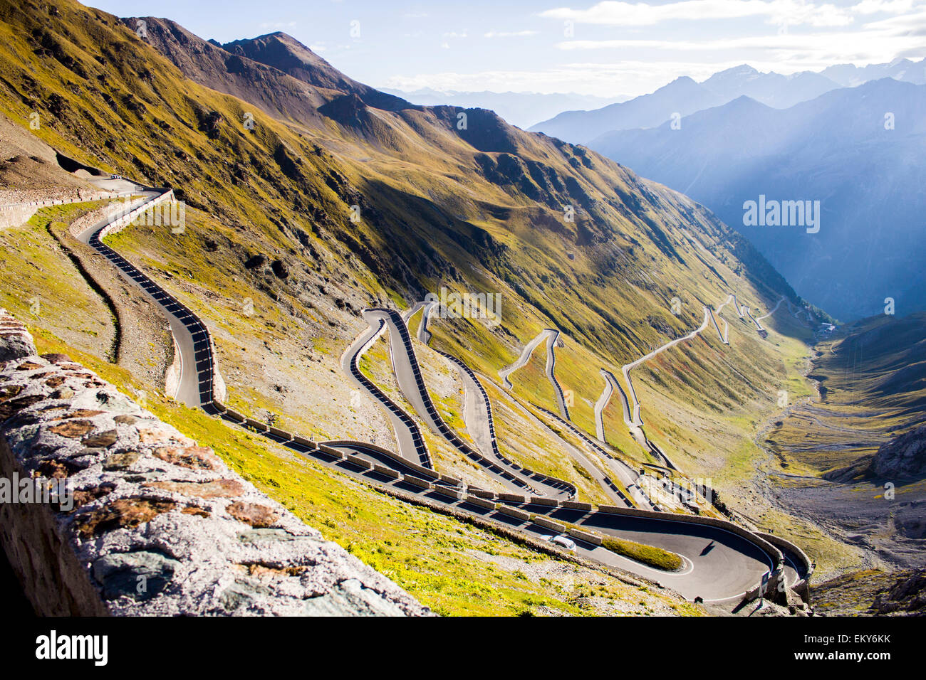 Le dessus de col du Stelvio en Italie - l'une des plus grandes routes ...