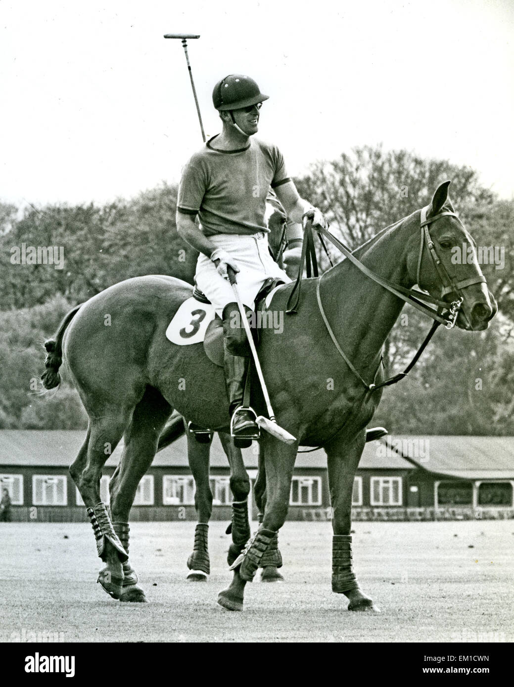 Le prince Philip, duc d'Édimbourg jouer au polo sur 1955 Photo Stock ...