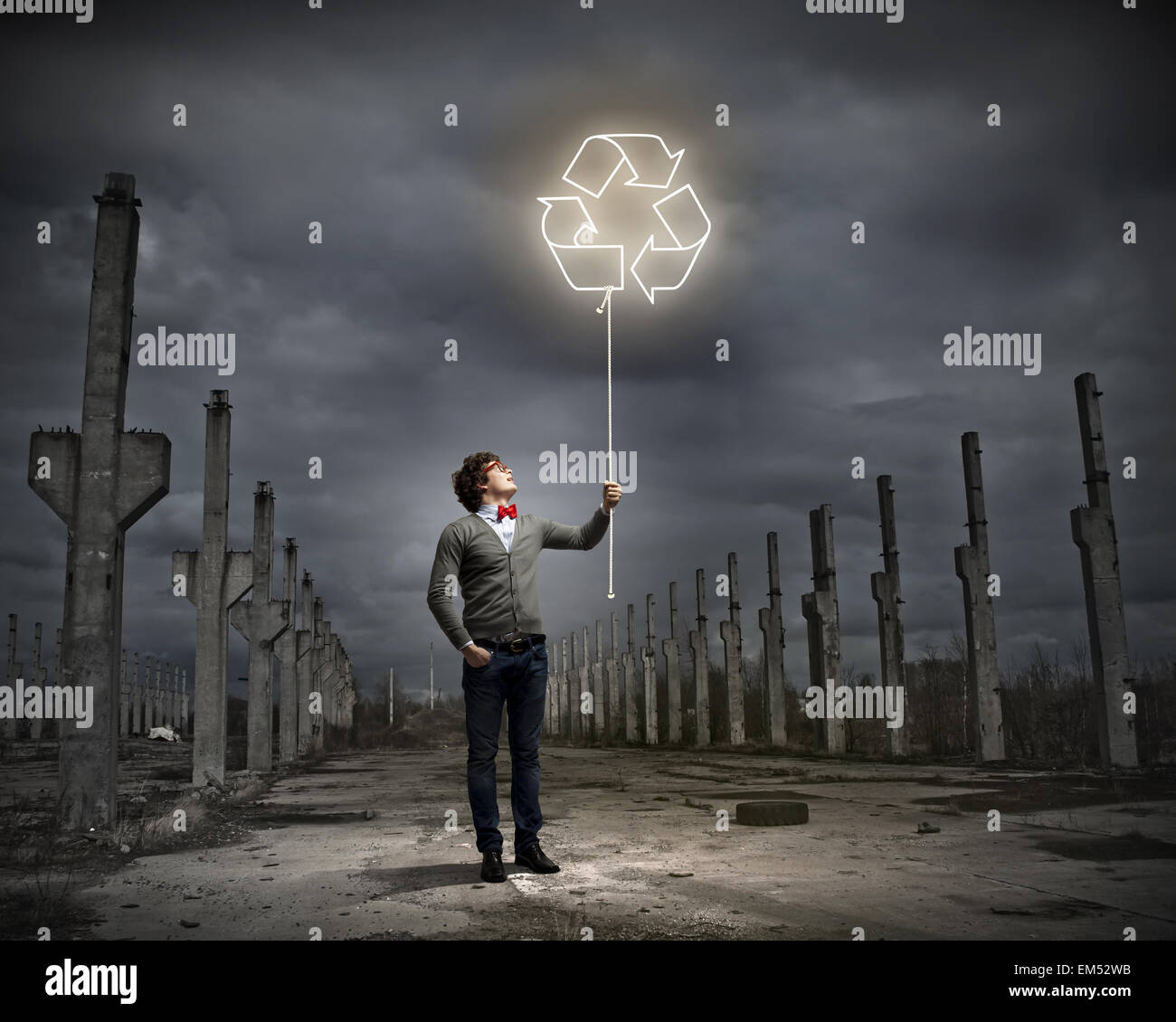 Jeune homme avec un symbole de recyclage Photo Stock - Alamy