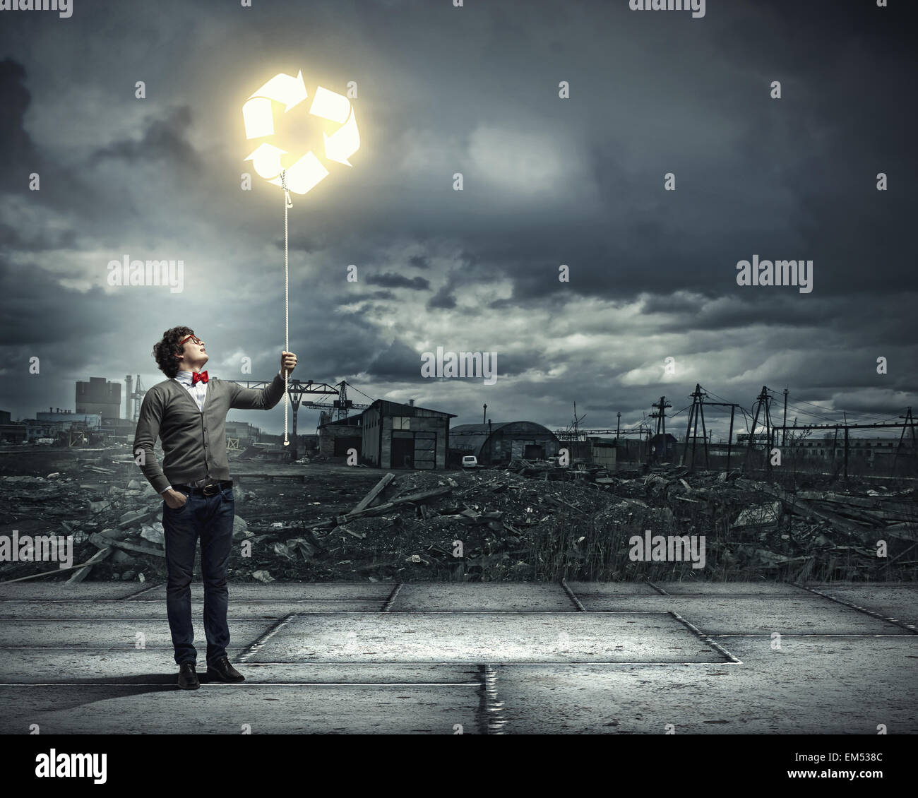 Jeune homme avec un symbole de recyclage Photo Stock - Alamy