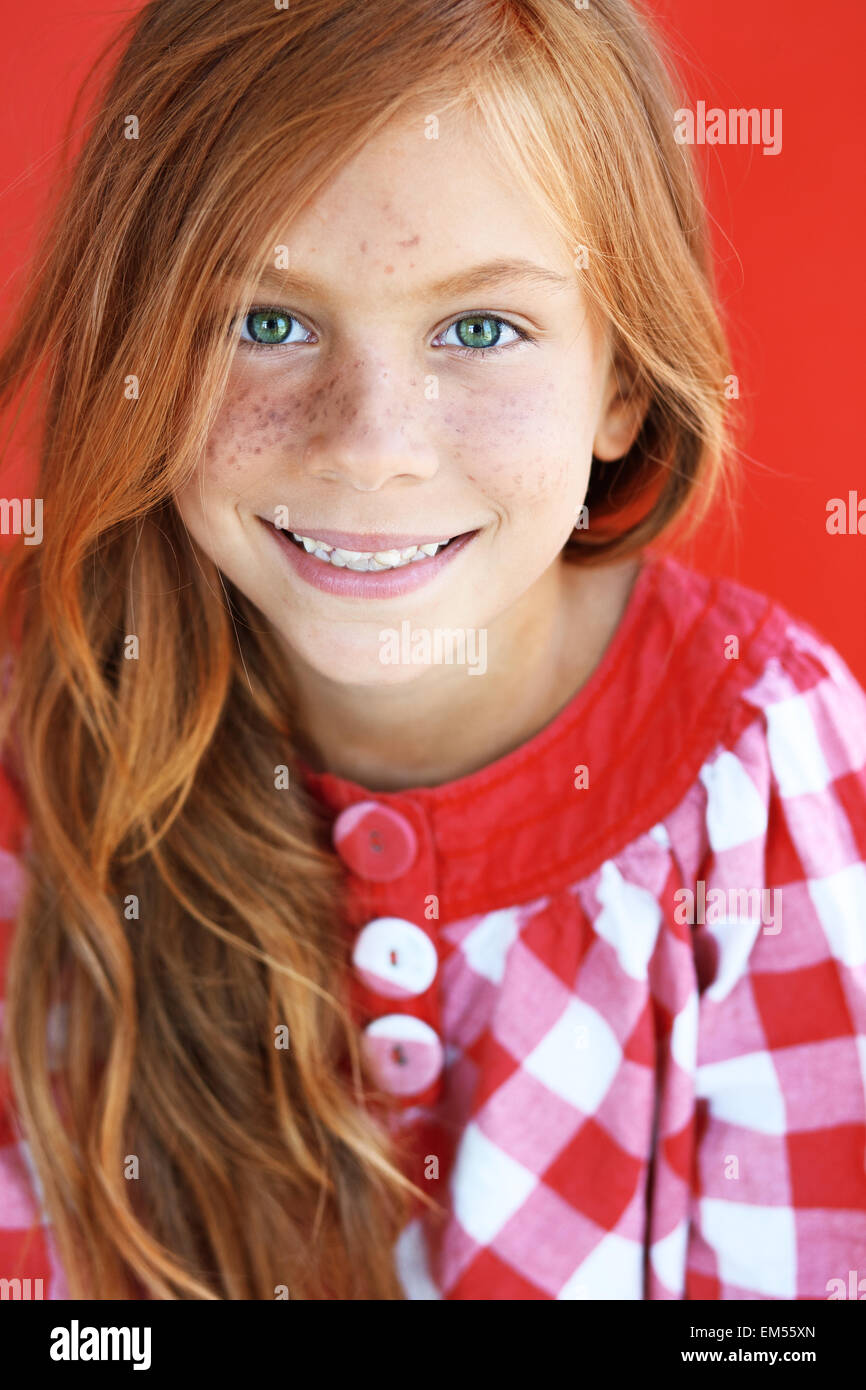 Freckles girl 8 years old Banque de photographies et d’images à haute ...