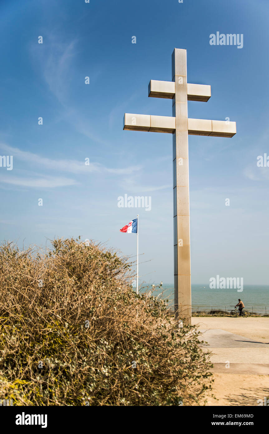 La croix de Lorraine comme symbole de la Memorial à Juno Beach, France ...