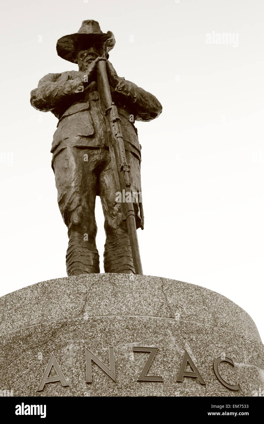 Une statue commémorative en bronze d'un soldat de l'ANZAC ('digger ...