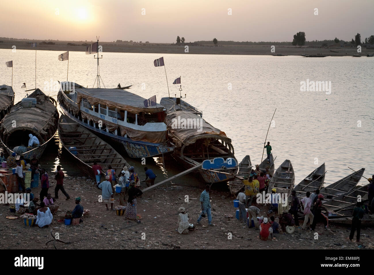 Pinasse boats mopti mali Banque de photographies et d’images à haute ...