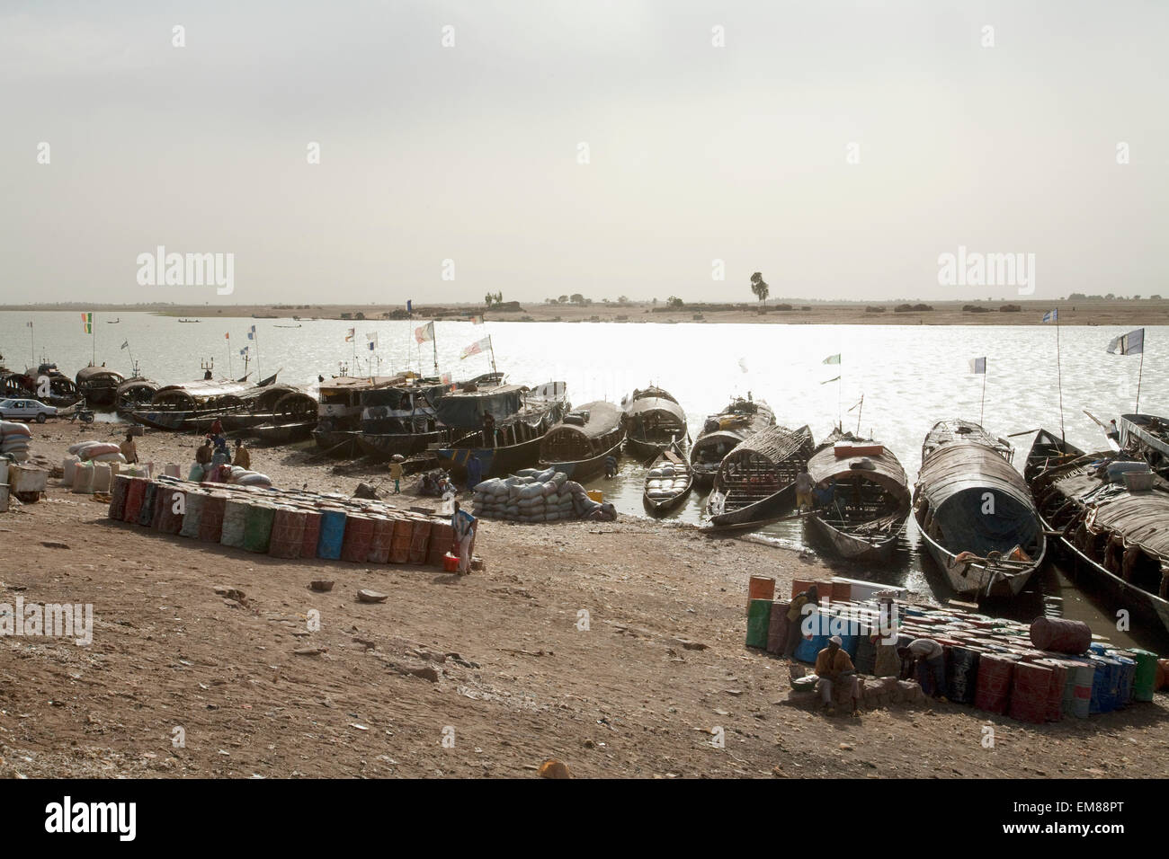 Pinasse boats mopti mali Banque de photographies et d’images à haute ...