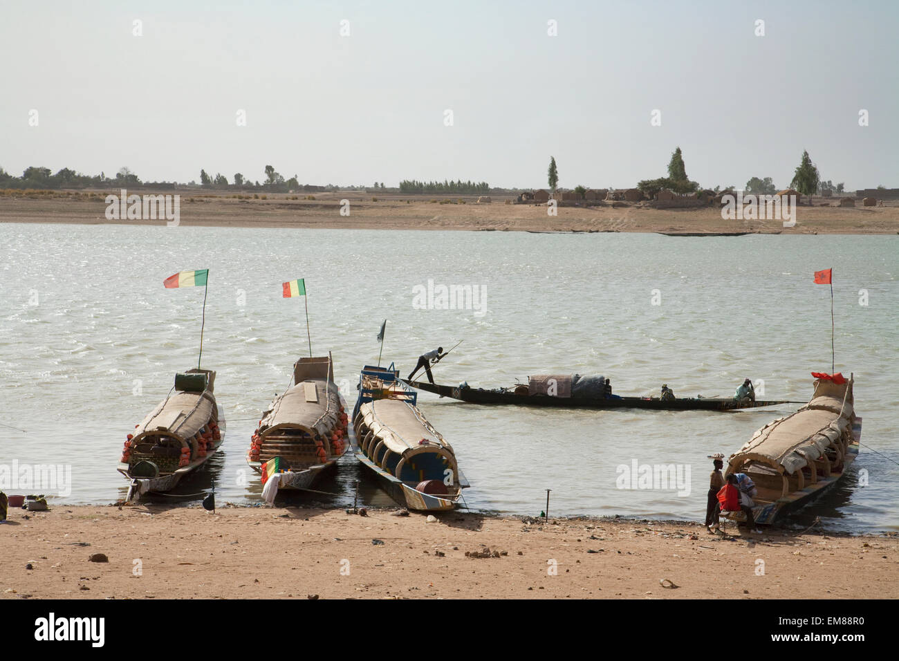 Pinasse boats mopti mali Banque de photographies et d’images à haute ...