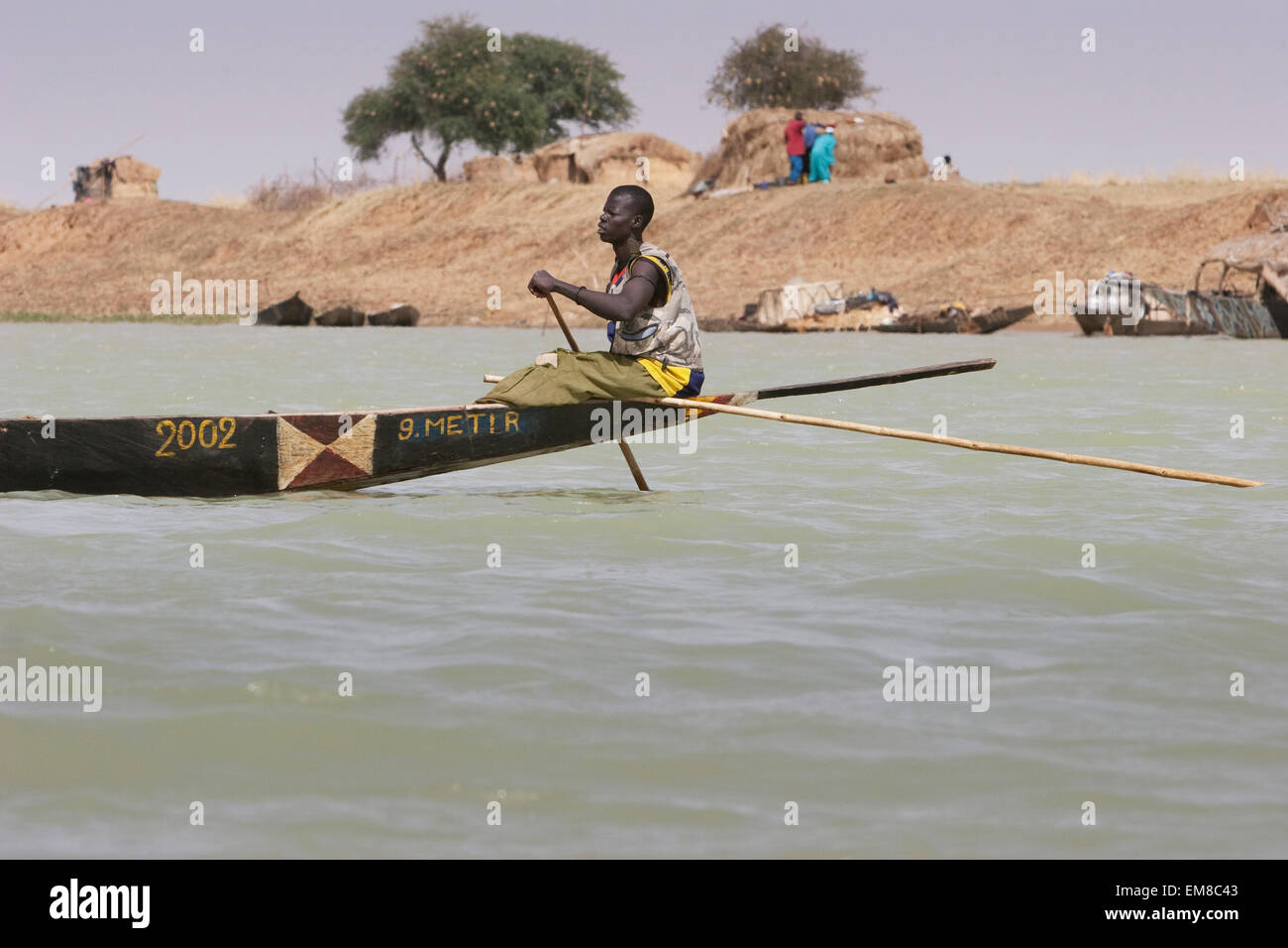 L'homme à la pirogue (petits bateaux de pêche) dans le fleuve Niger ...