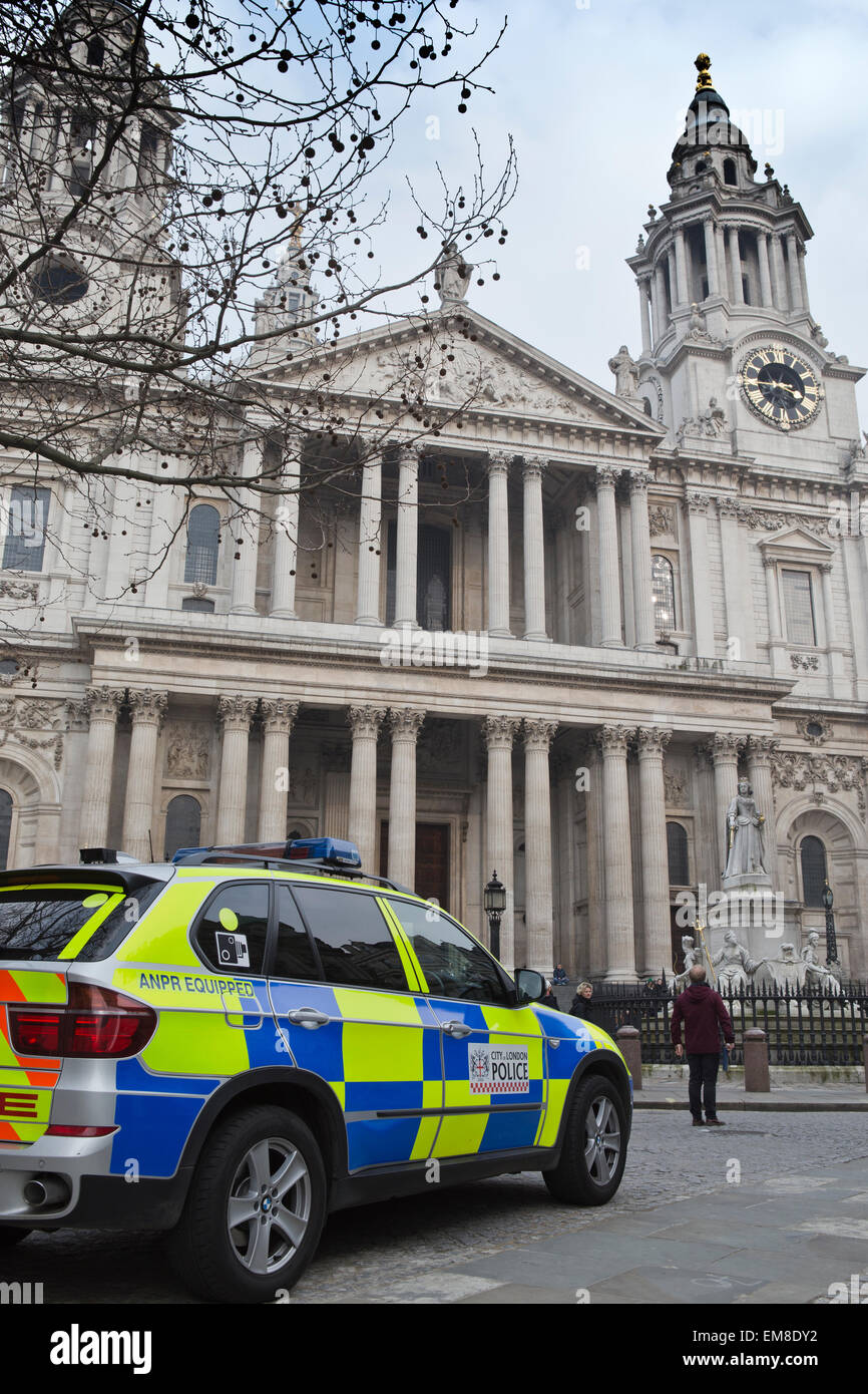 Armed police scotland yard Banque de photographies et d’images à haute ...