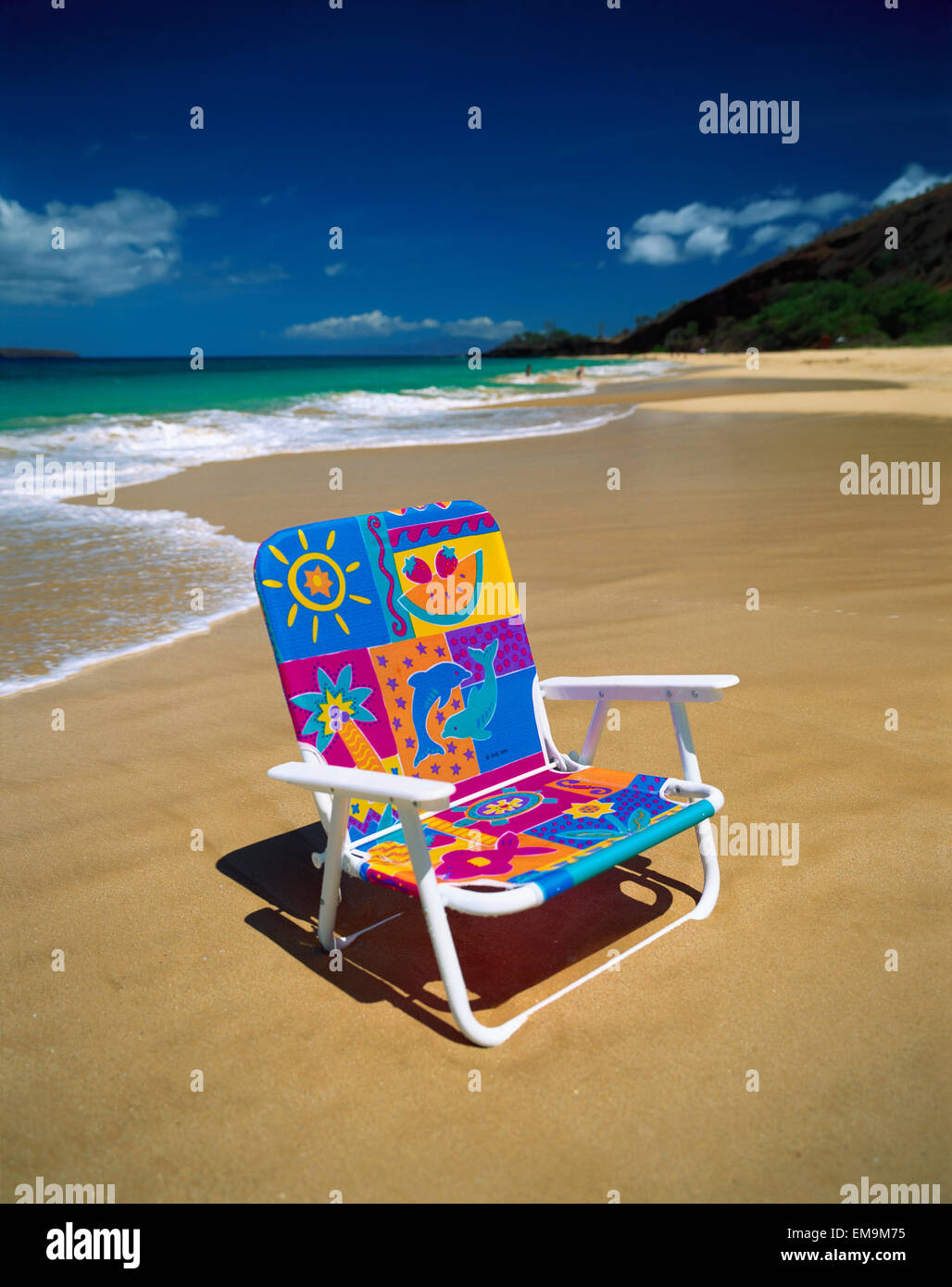 Hawaii, Maui, Makena State Park, Grande Plage ; chaise de plage colorés ...