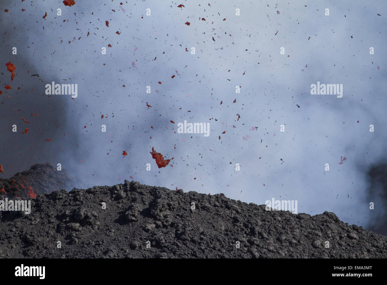 Volcan explosif Banque de photographies et d’images à haute résolution ...