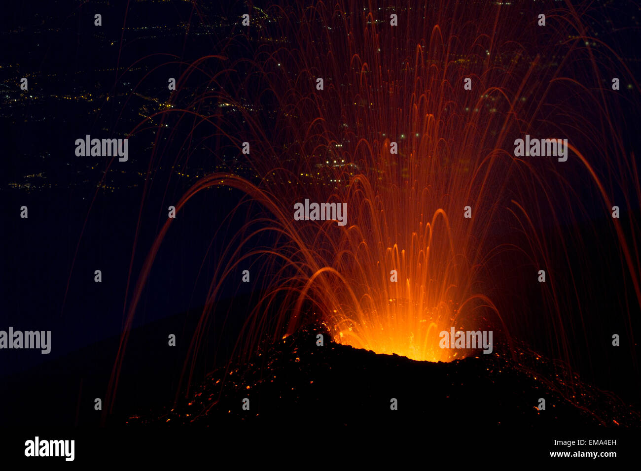 Volcan explosif Banque de photographies et d’images à haute résolution ...