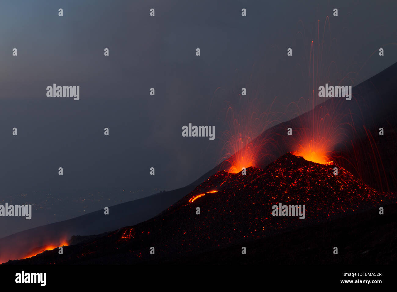 Strombolian eruption Banque de photographies et d’images à haute résolution - Alamy
