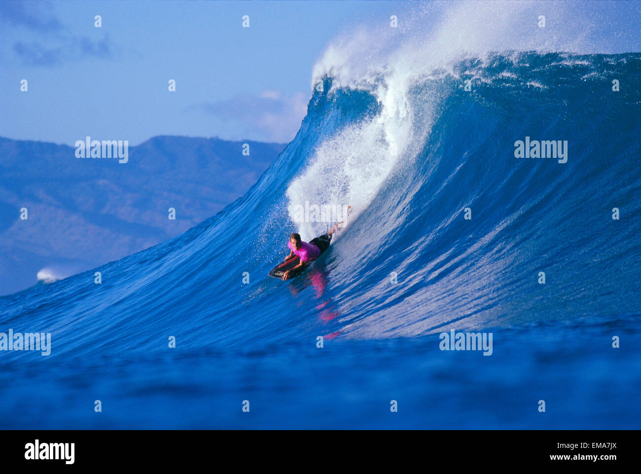 Morey Surf Contest G. Tamega Rides Blue Wave se penche sur l'arrière ...