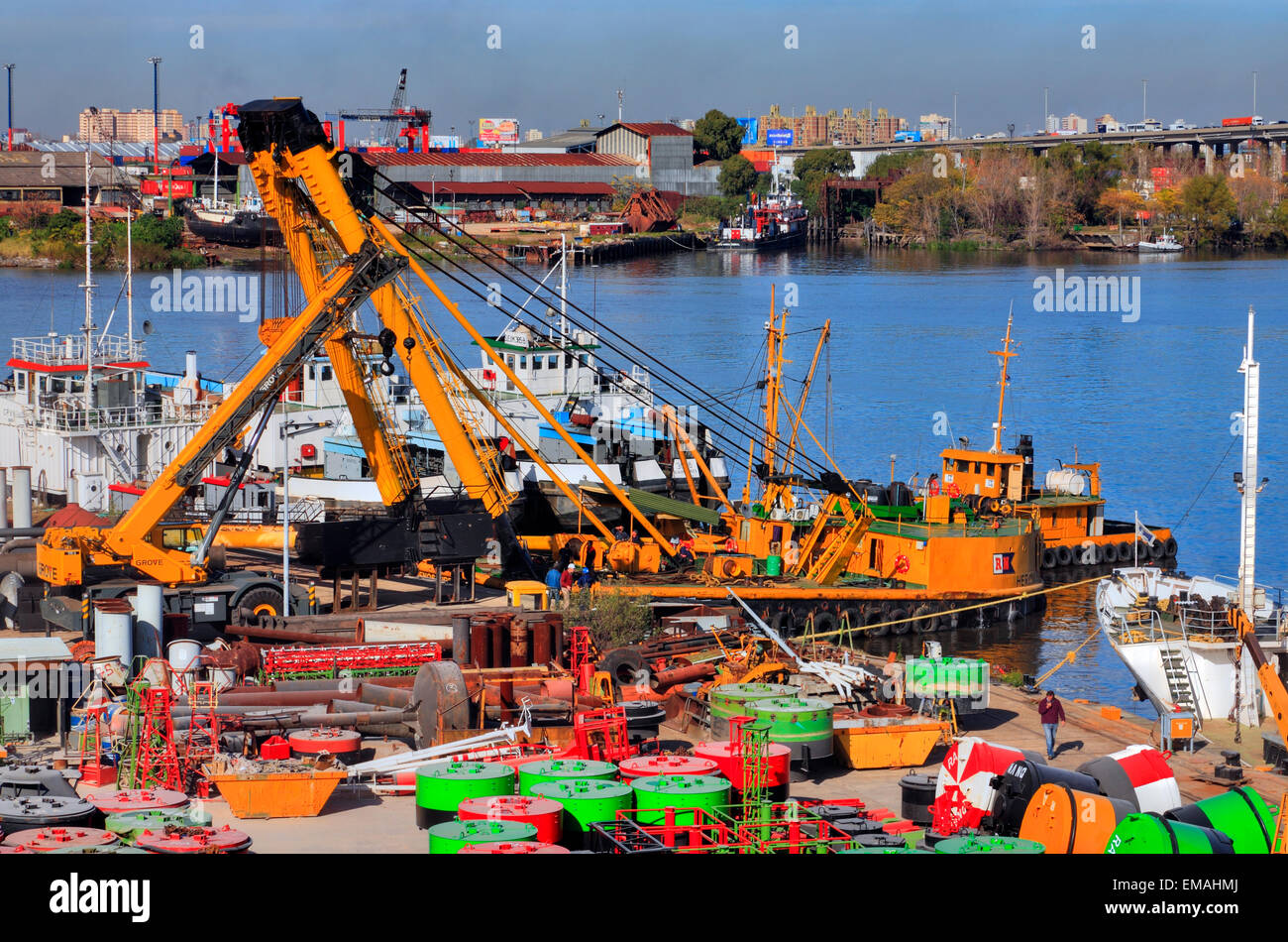 Le dragage, balisage fixe et des navires au port de l'Île Demarchi ...