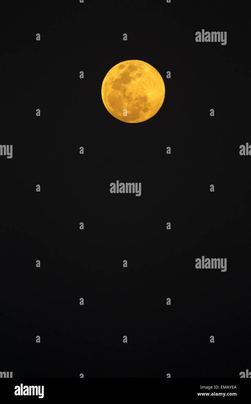 Lune jaune Banque de photographies et d’images à haute résolution - Alamy