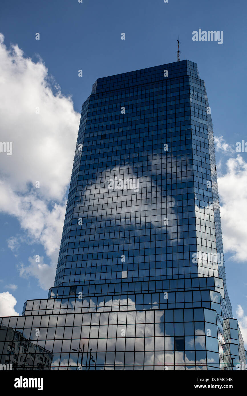 Bâtiment et ciel bleu Banque de photographies et d’images à haute ...