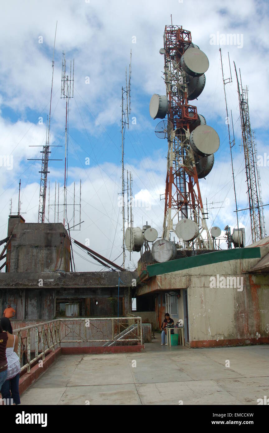 Antennes, pylônes, antennes radio et de plats en haut de People's Park ...