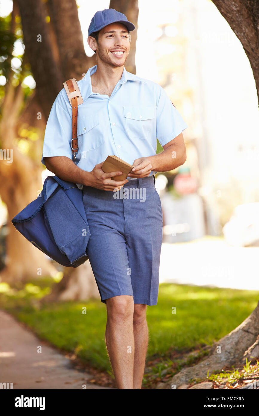 La Mailman à marcher le long de la distribution du courrier de la rue ...