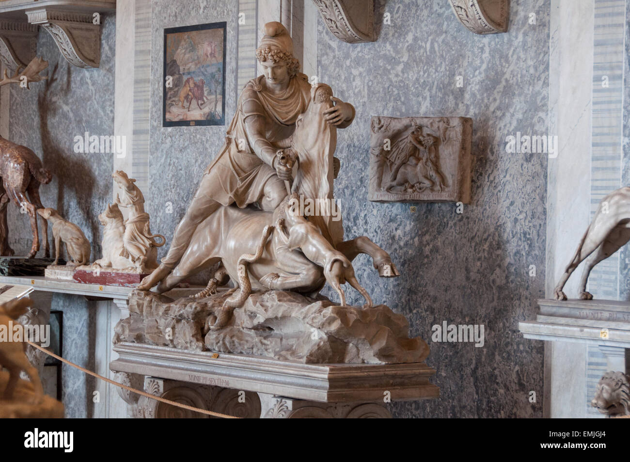 Sculpture du dieu Perse Mithra tuant le taureau, Musées du Vatican ...
