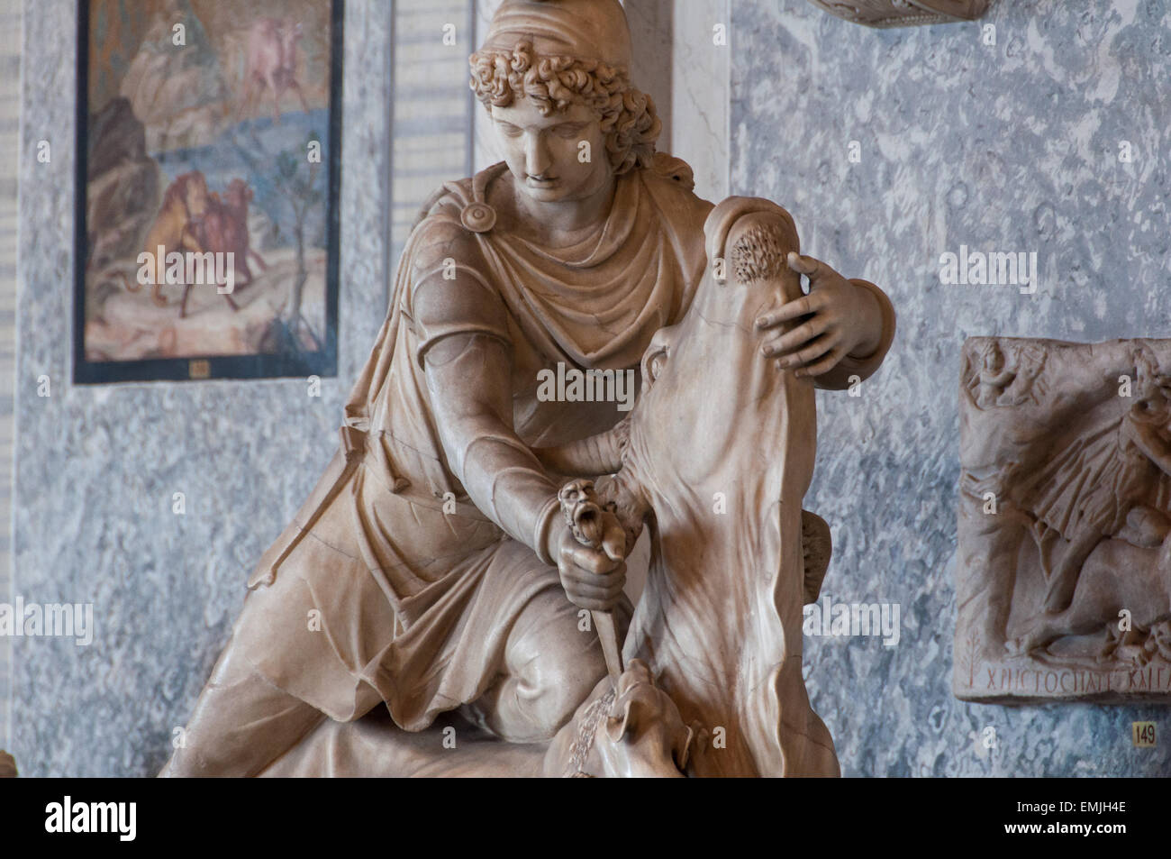 Sculpture du dieu Perse Mithra tuant le taureau, Musées du Vatican ...
