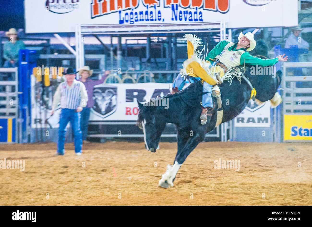 Cowboy participant à un cheval compétition à la Clark County Fair and ...