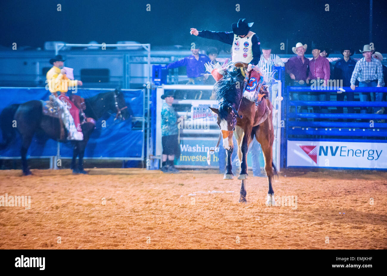 Cowboy participant à un cheval compétition à la Clark County Fair and ...
