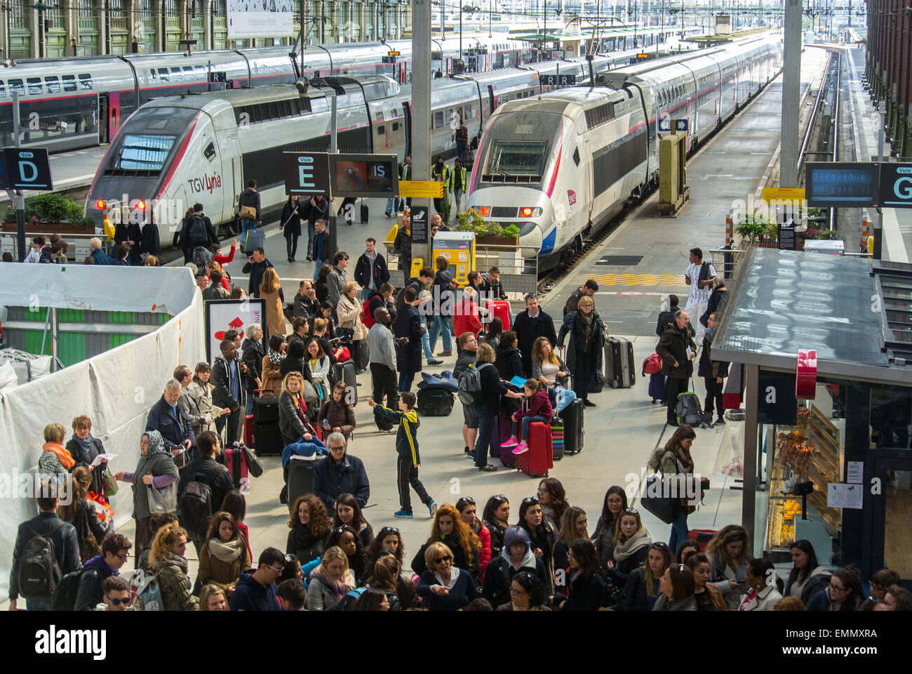 Gare gens gens foule paris tgv bullet train Banque de photographies et ...