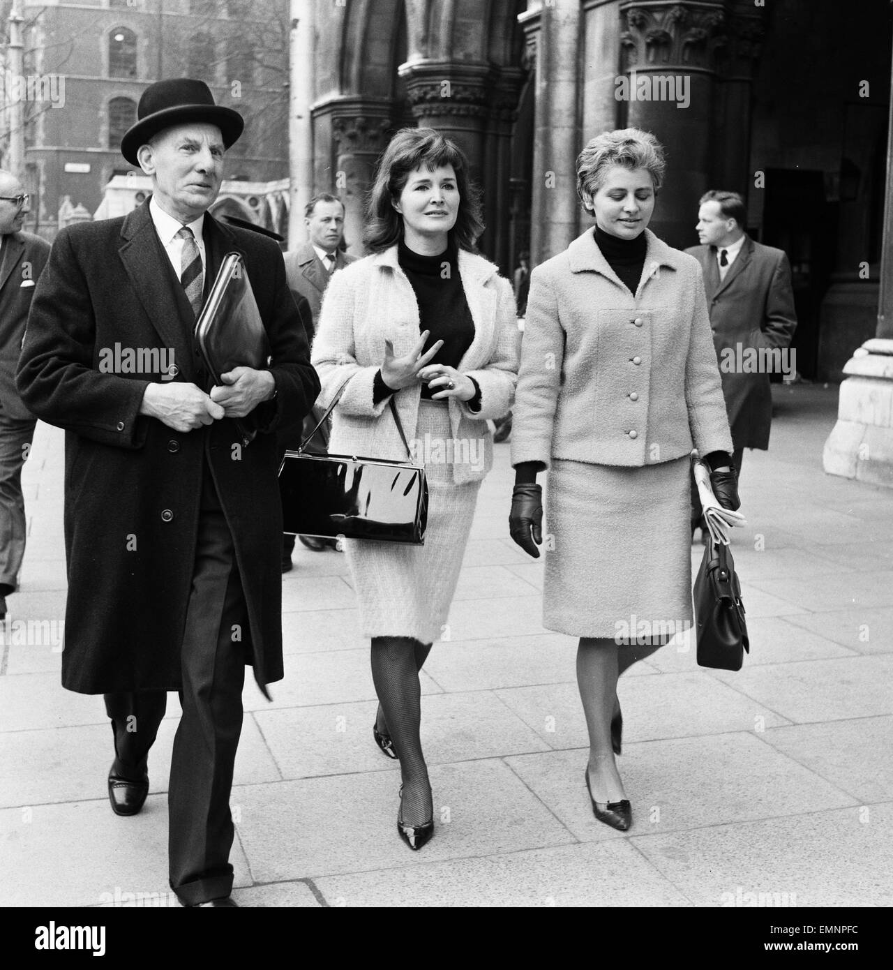 Eileen Fox actrice alias Kerry Marsh sur la photo à l'extérieur Cours ...