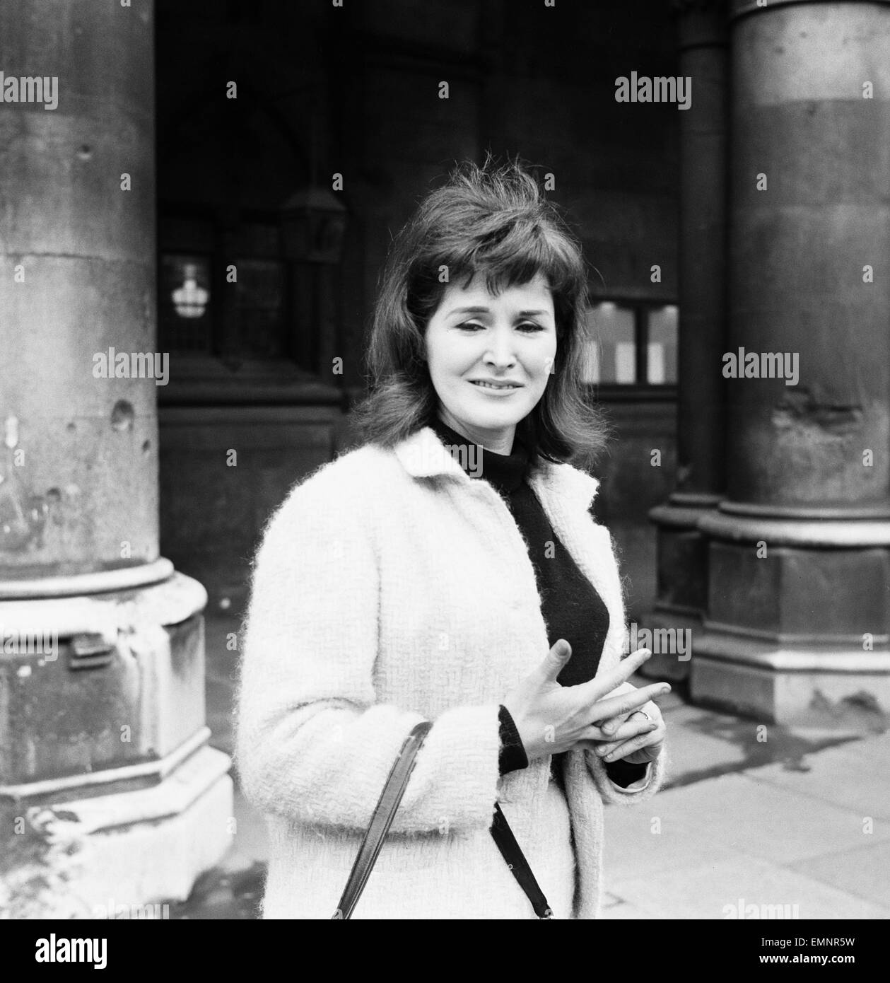 Eileen Fox actrice alias Kerry Marsh sur la photo à l'extérieur Cours ...