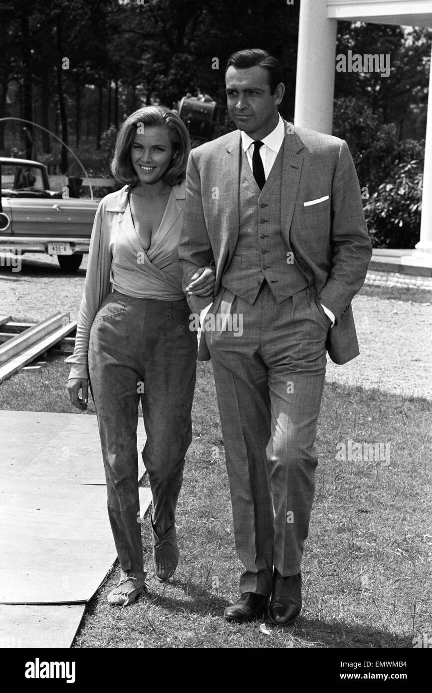 Stars du dernier James Bond film 'Goldfinger' Sean Connery et honneur Blackman est représenté ...