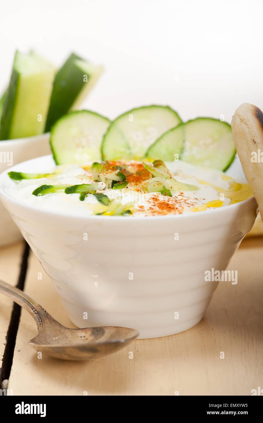 Salatit au Moyen-Orient arabe laban wa kh'yar Laban Bi Khyar yaourt de ...