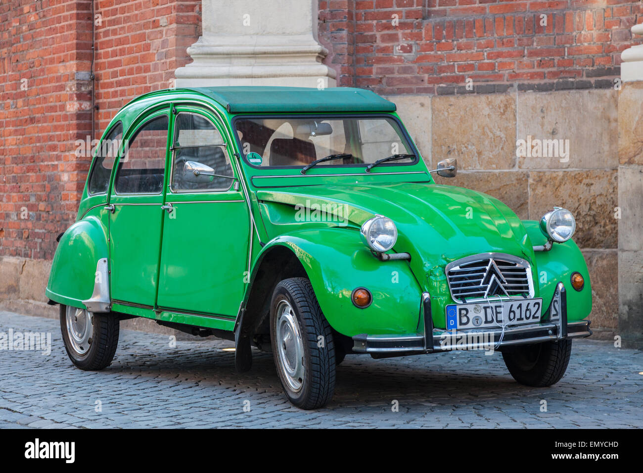 Vert vieux Citroën 2CV dans la ville de Münster, Allemagne Photo Stock ...