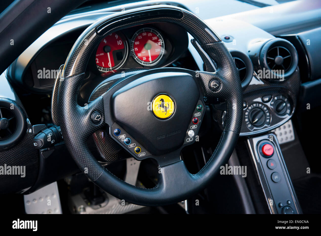 Steering wheel of ferrari Banque de photographies et d’images à haute ...