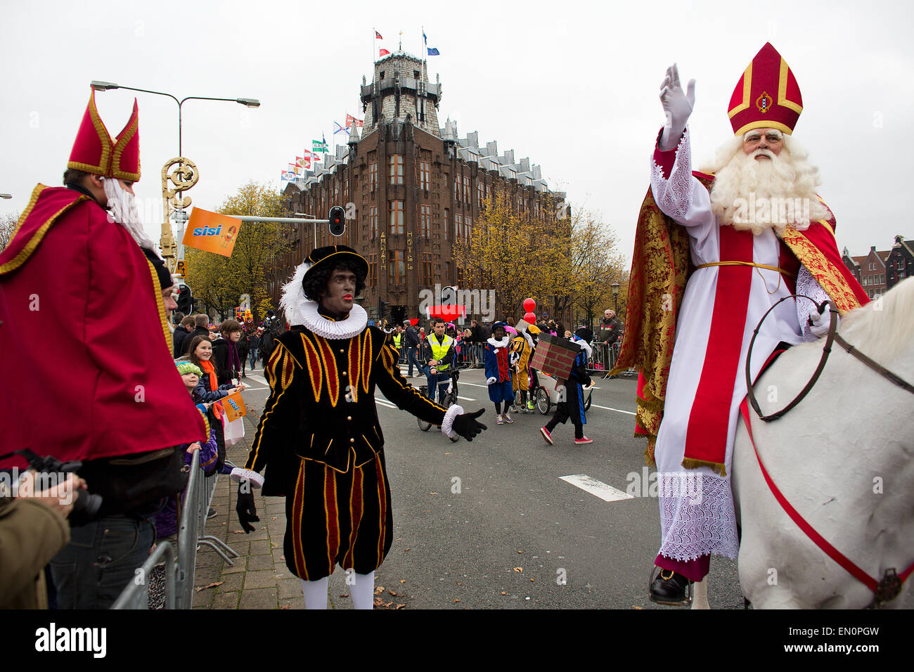Saint Nicolas fête nationale des Pays-Bas est critiqué pour le racisme ...