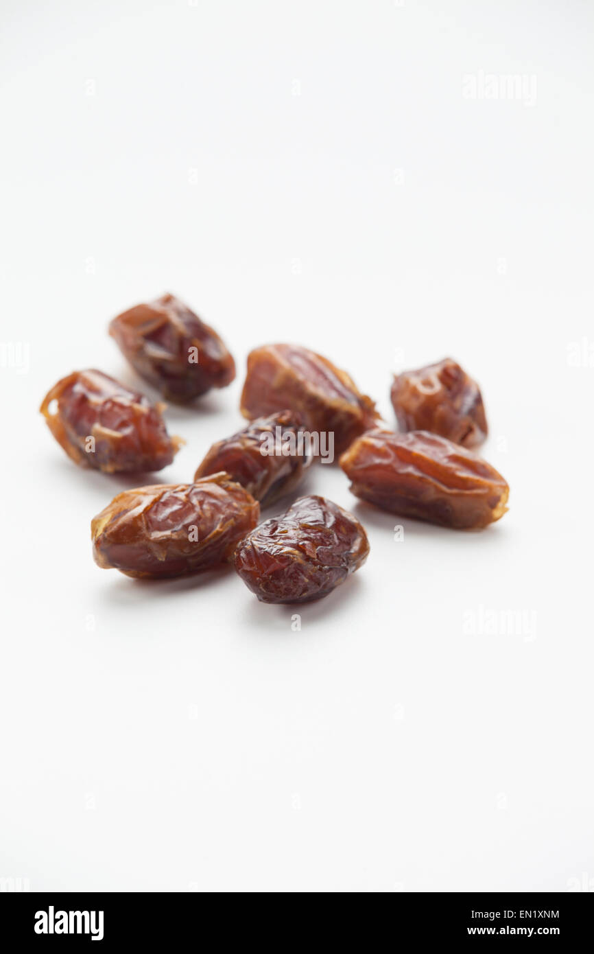 Dattes séchées sur un fond blanc Photo Stock - Alamy