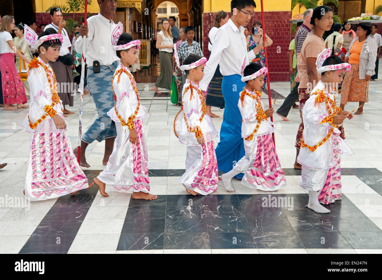 Enfants habilles en adultes Banque de photographies et d’images à haute ...