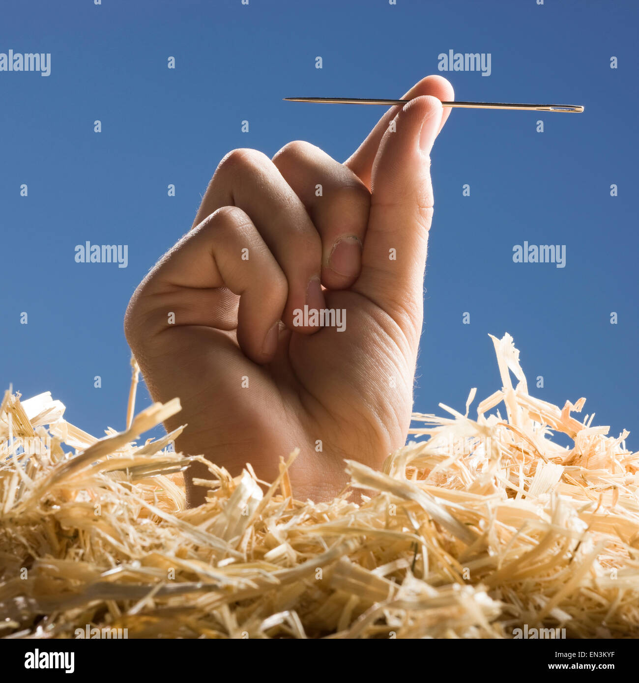 Main tenant une aiguille dans une botte de Photo Stock - Alamy