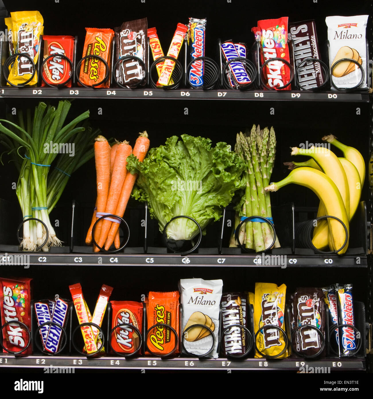 Fruits et légumes dans un distributeur automatique Photo Stock - Alamy