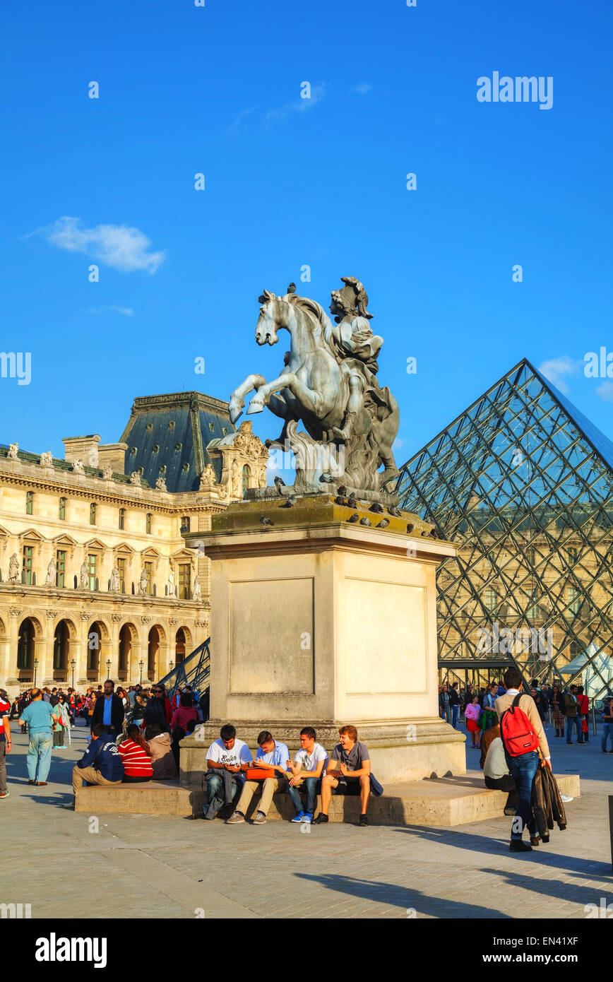 Louis xiv statue de france louvre Banque de photographies et d’images à ...