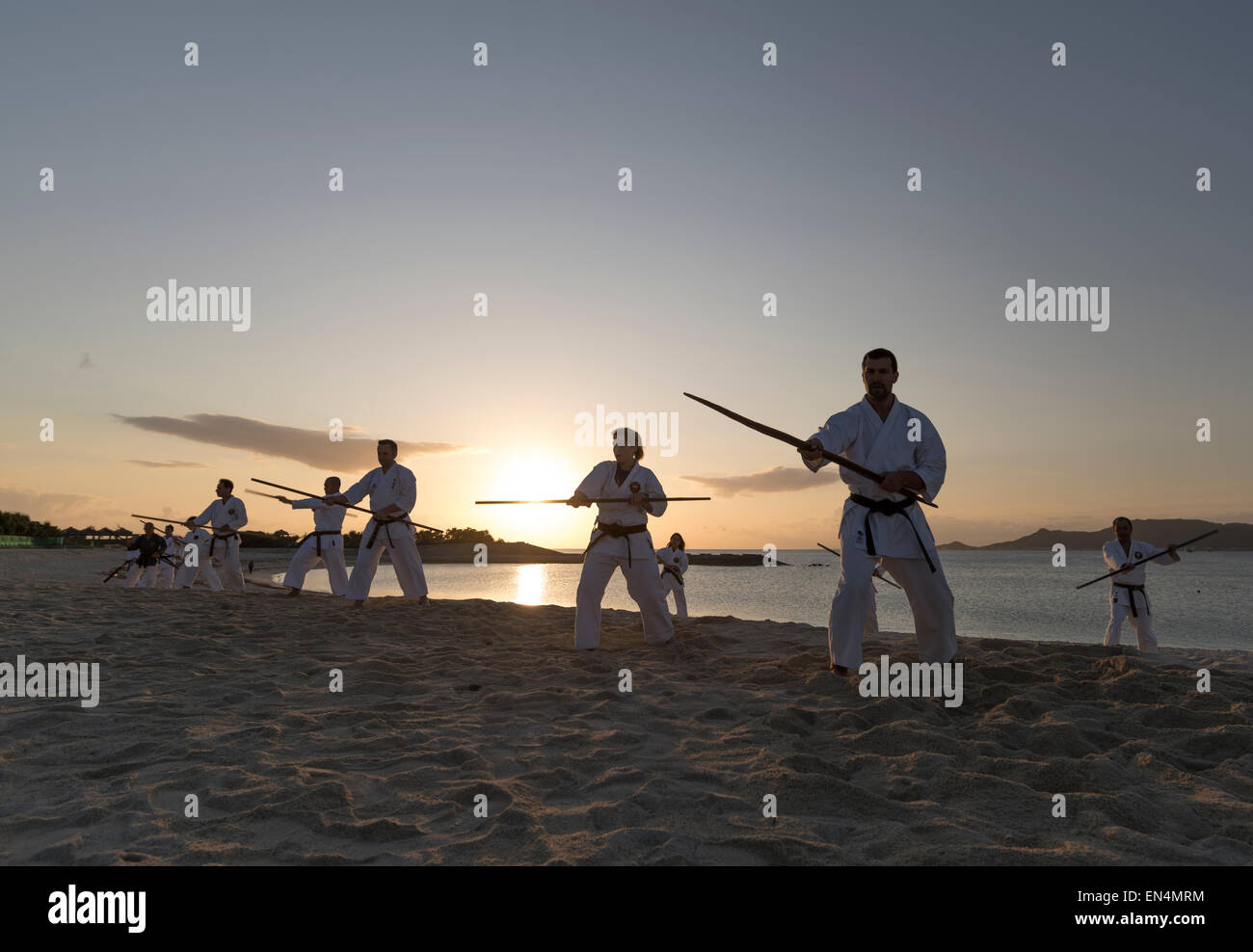 Le personnel de la formation sur le kobudo Bo Kirakira beach à Okinawa ...