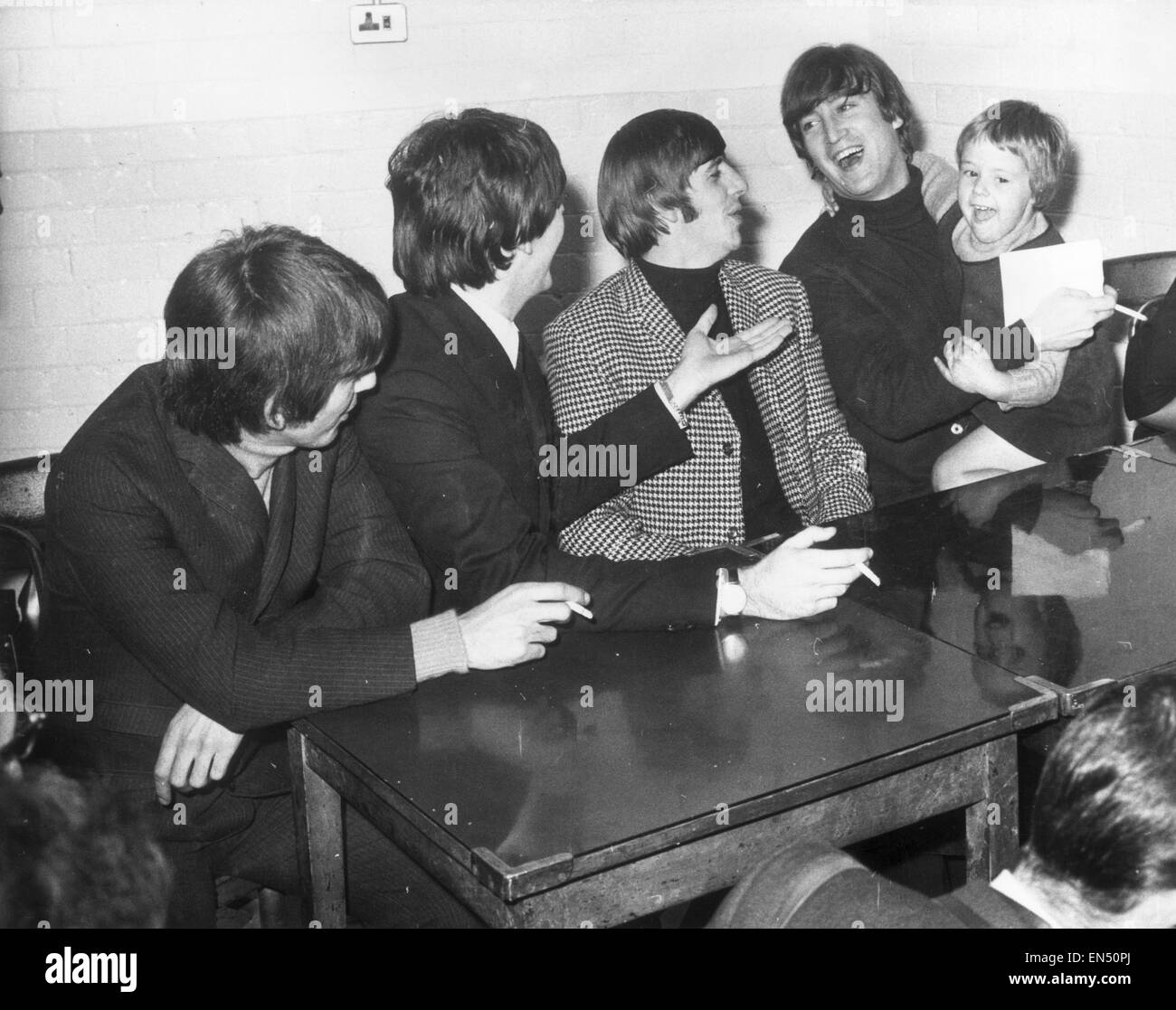 Les Beatles dans les coulisses de l'De Montford Hall à Leicester le 10 ...