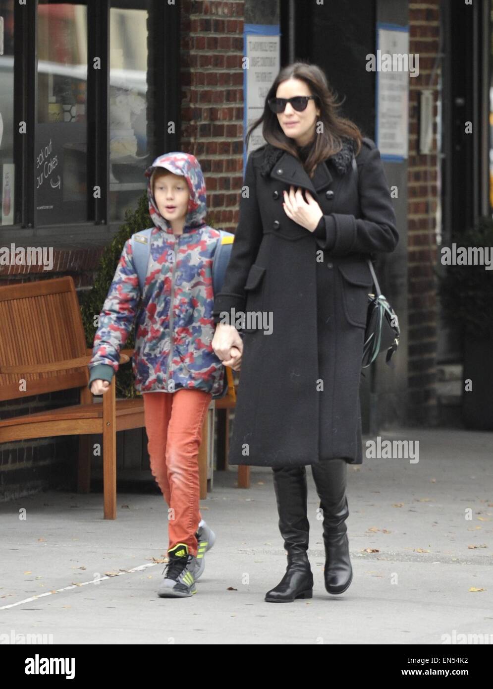 Une Liv Tyler enceintes marcher son fils, Milo à l'école à Manhattan ...